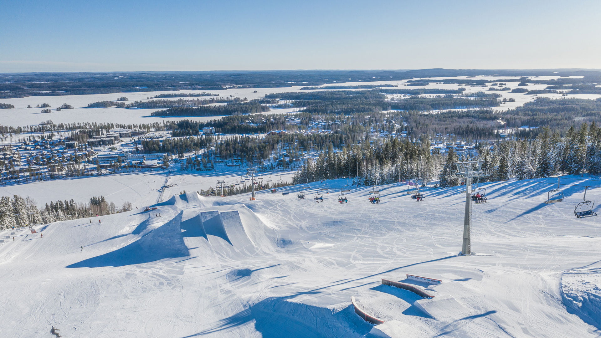 Laskettelu ja lumilautailu Tahkolla
